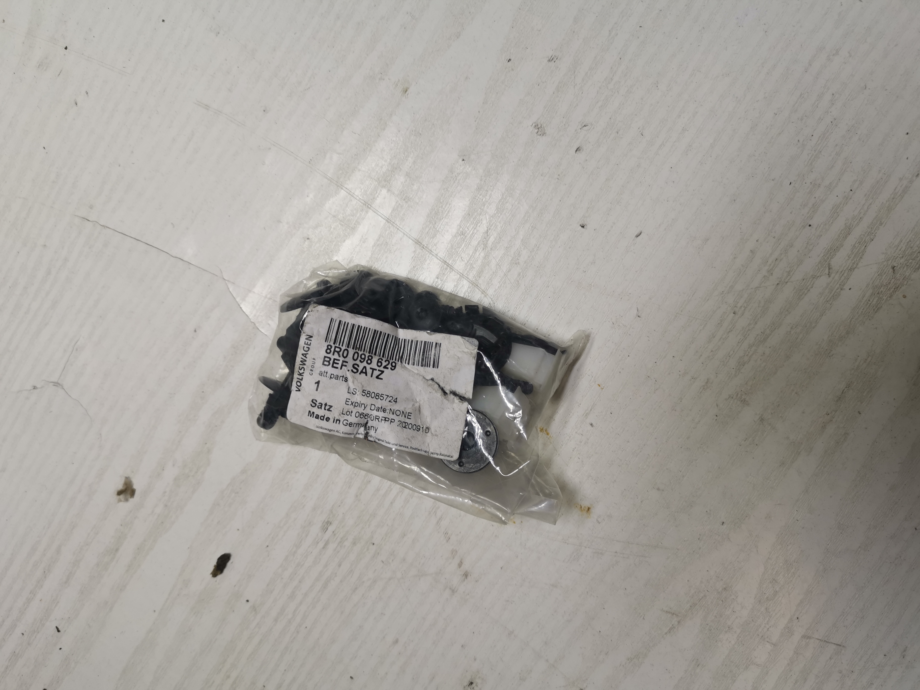 Zestaw Mocujący Nadkole Lewy Przód Audi Q5 8r0098629 - Sklep Eteile.pl